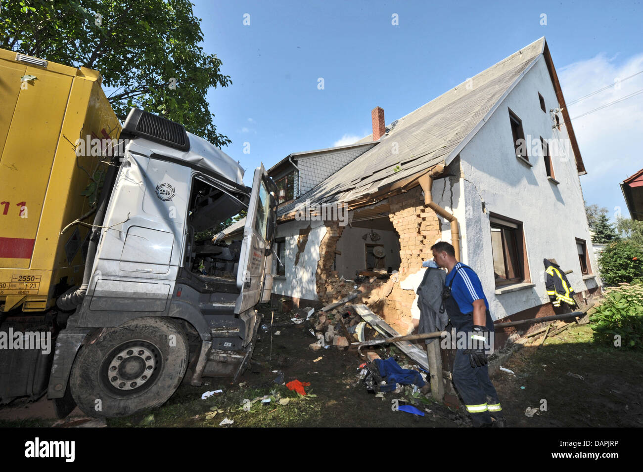 A massively damaged truck stands in front of a house in Rueckersdorf ...
