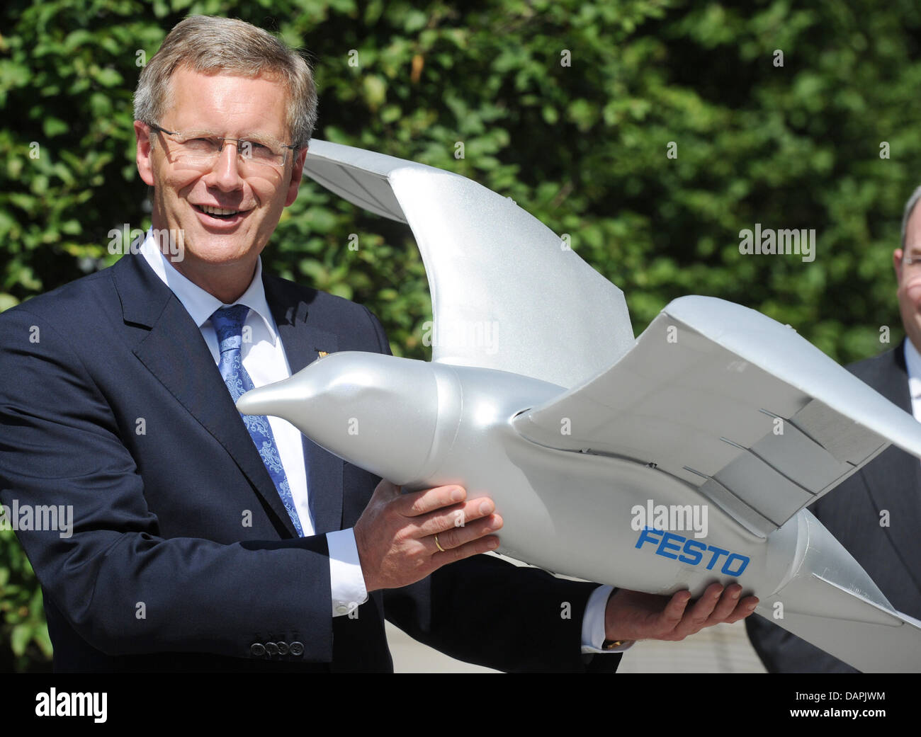 German President Christian Wulff holds the smart bird 'Silvermoewe ...
