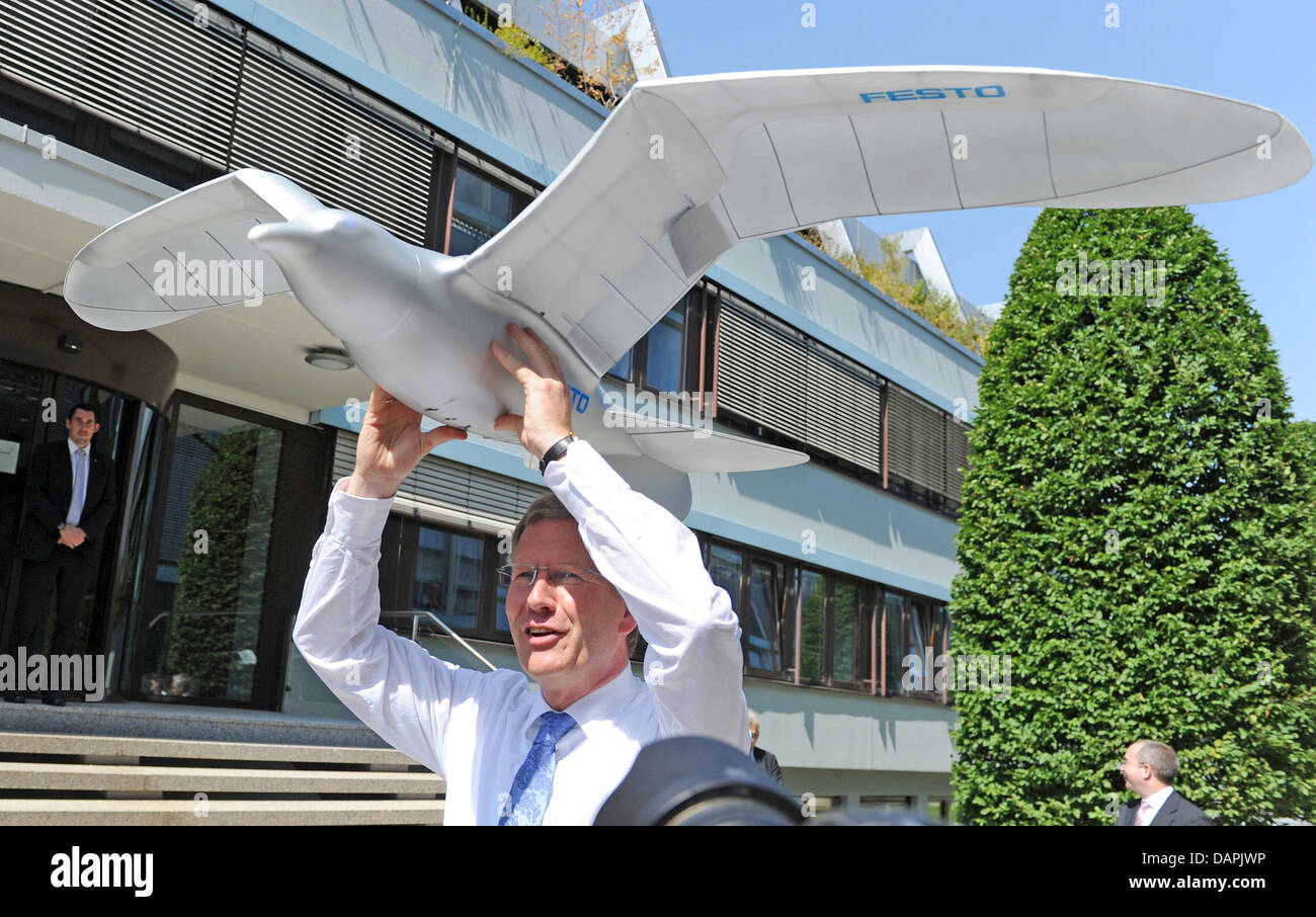 German President Christian Wulff flies the smart bird 'Silvermoewe ...