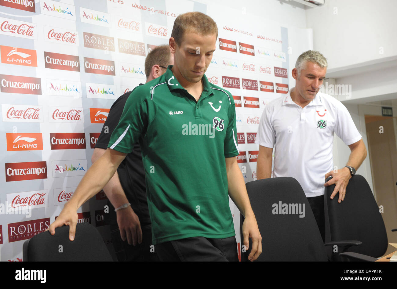 Hanover's head coach Mirko Slomka (R) and Jan Schlaudraff appear for a ...