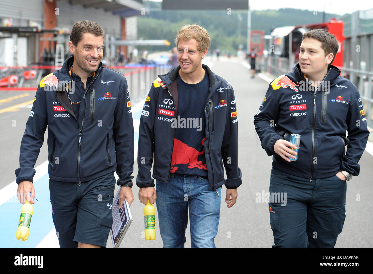 Pit bull walk hi-res stock photography and images - Alamy