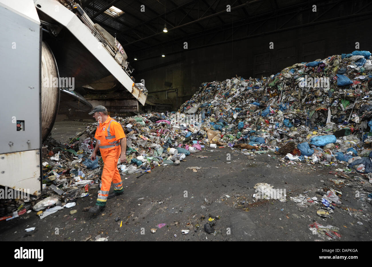 A cleansing department Hamburg bin lorry unloads garbage at the waste ...