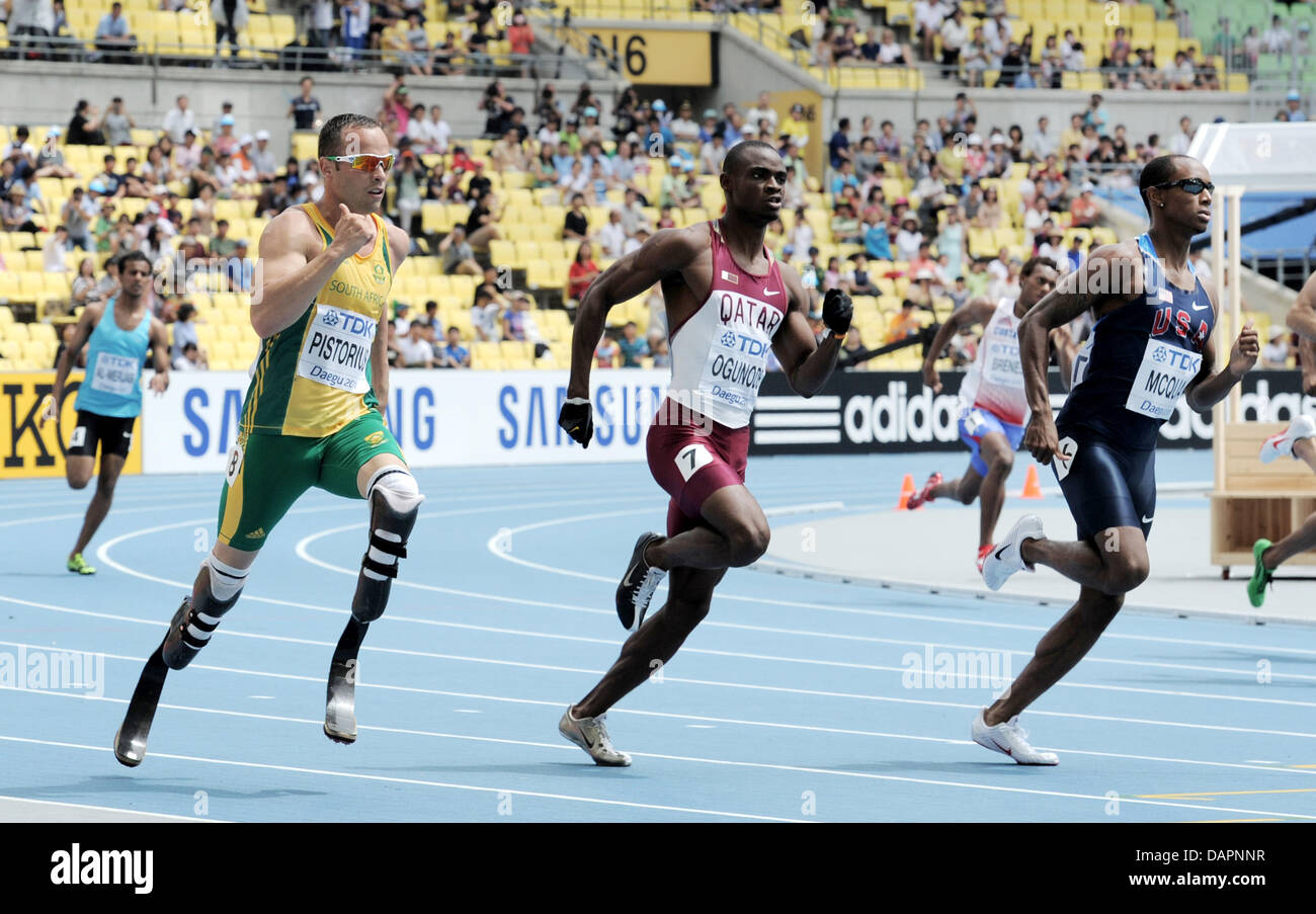 Oscar Pistorius of South Africa (L) and Femi Ogunode from Qatar (C) and ...