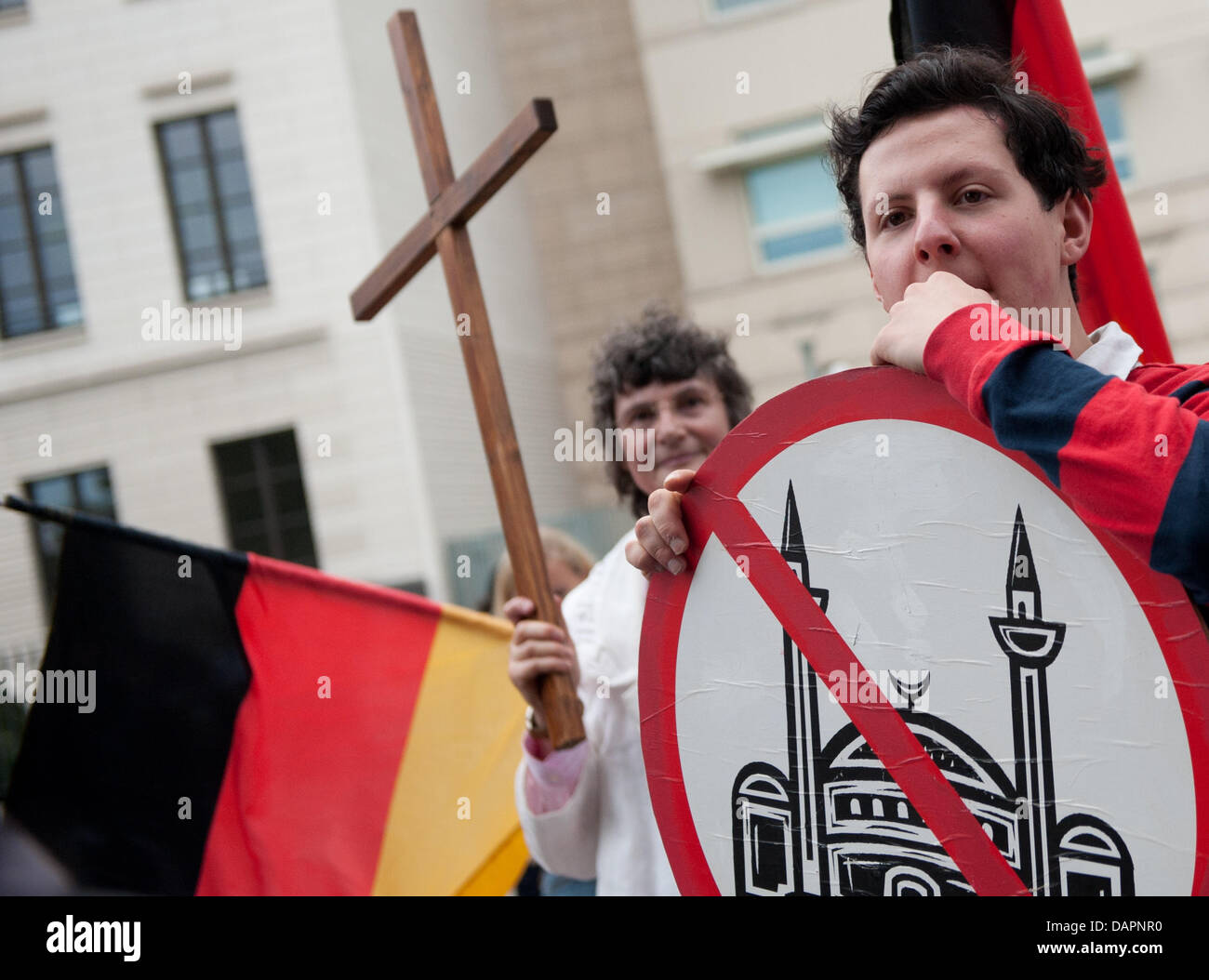 A march of the right-wing extremist party 'Pro Deutschland' ('Pro ...