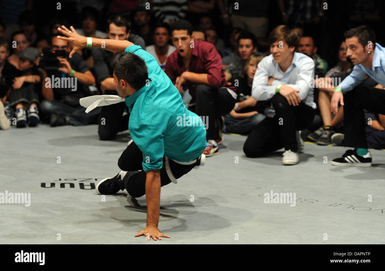 A member of the breakdance company 'Battle Toyz' from Plochingen dances ...