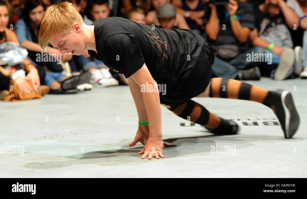 A member of the breakdance company 'Project Wild' from Chemnitz dances ...