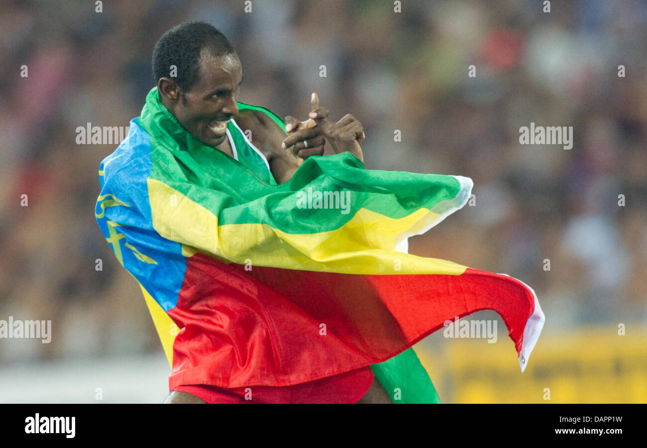 Ibrahim Jeilan of Ethiopia celebrates after winning the Men's 10000m ...