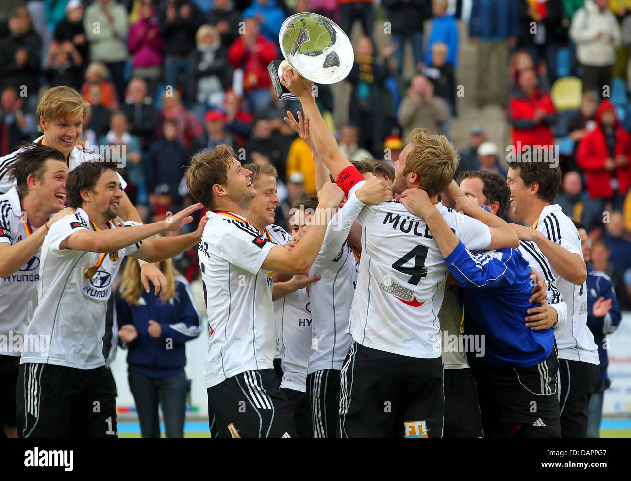 The German men's national hockey team celebrates the title win while ...