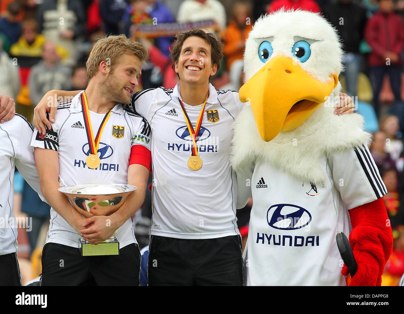 The German men's national hockey Maximilian Mueller (L) and Jan-Marco ...