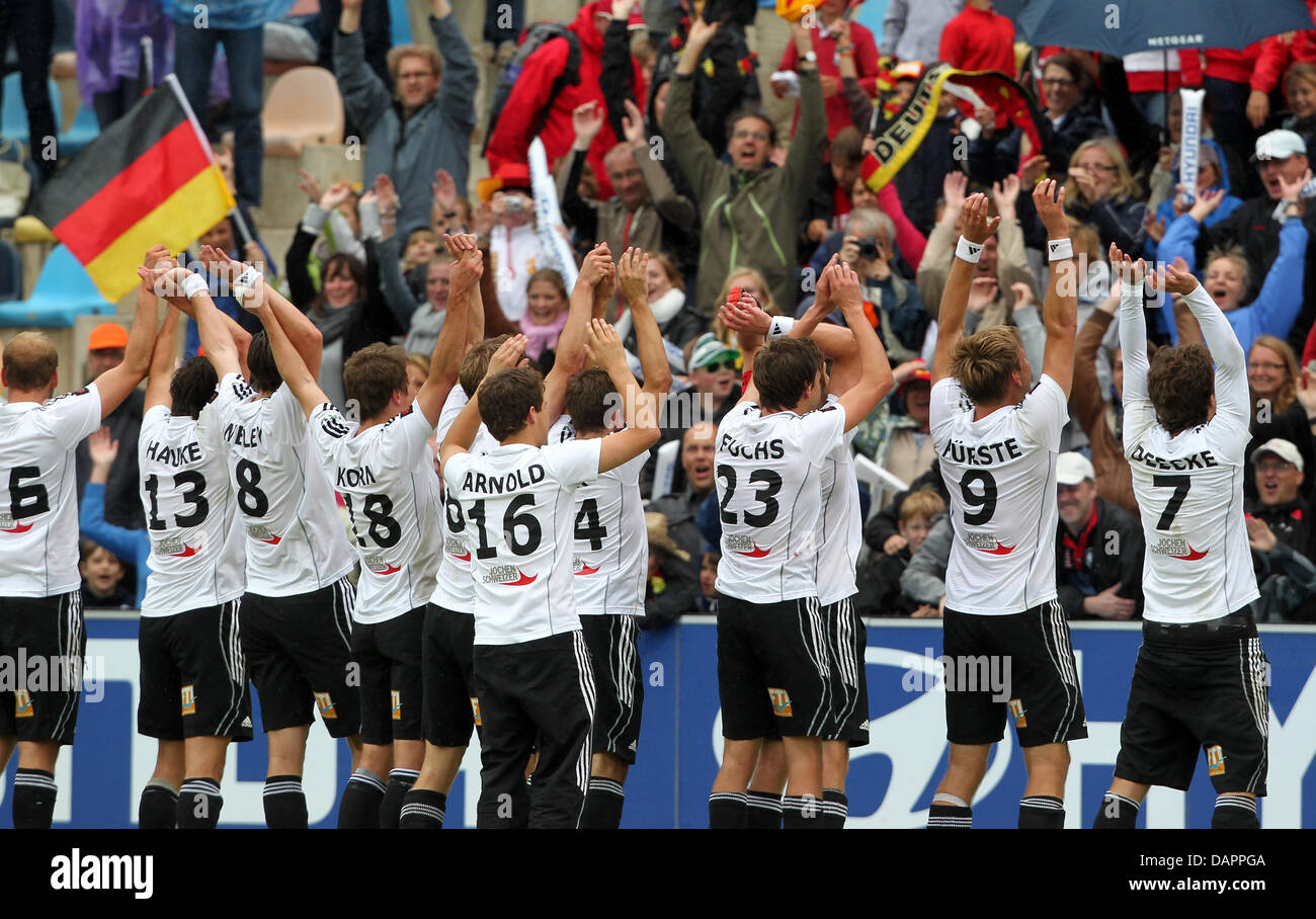 The German men's national hockey team celebrates the title with its ...