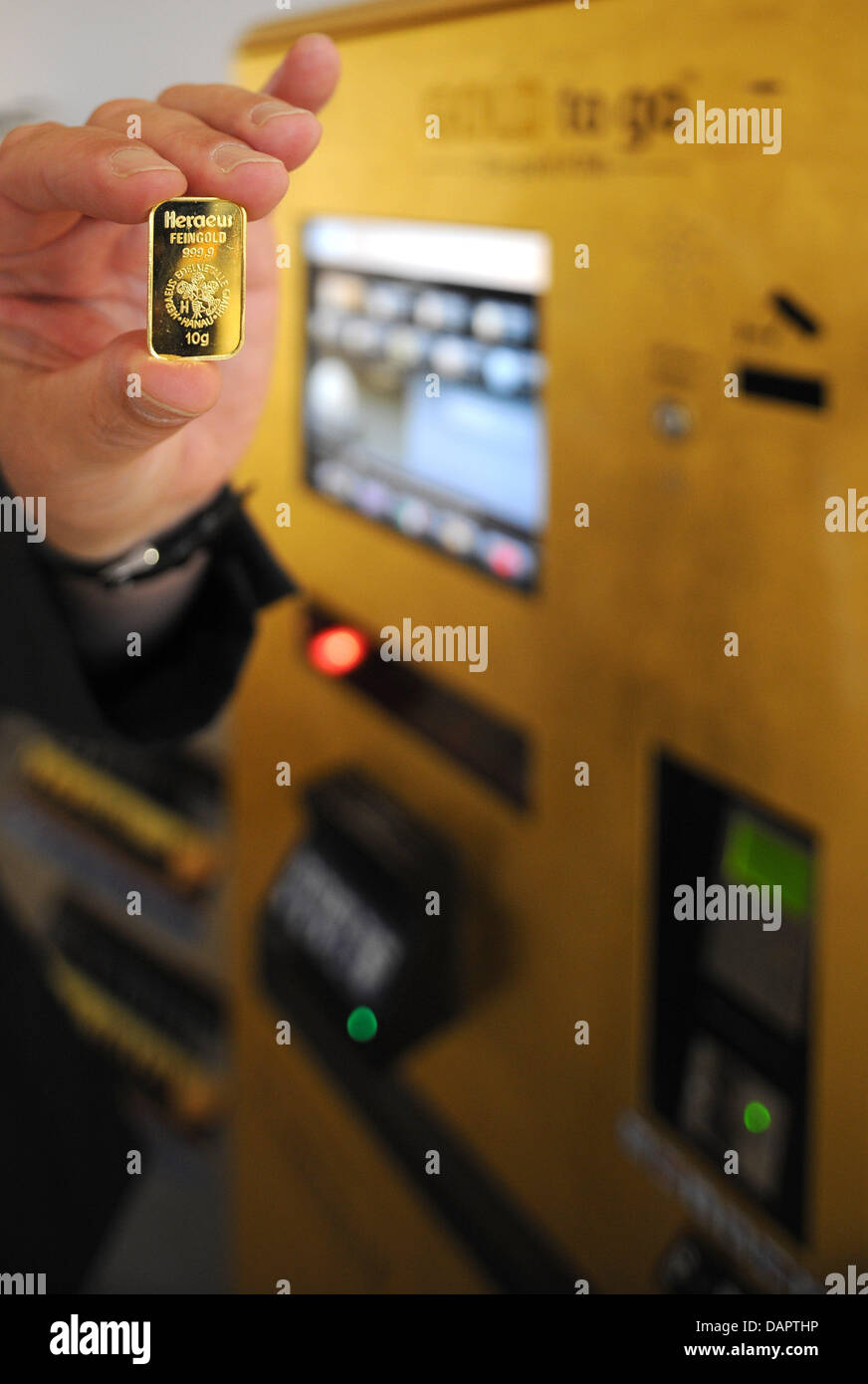 Gold to go vending machine hi-res stock photography and images - Alamy