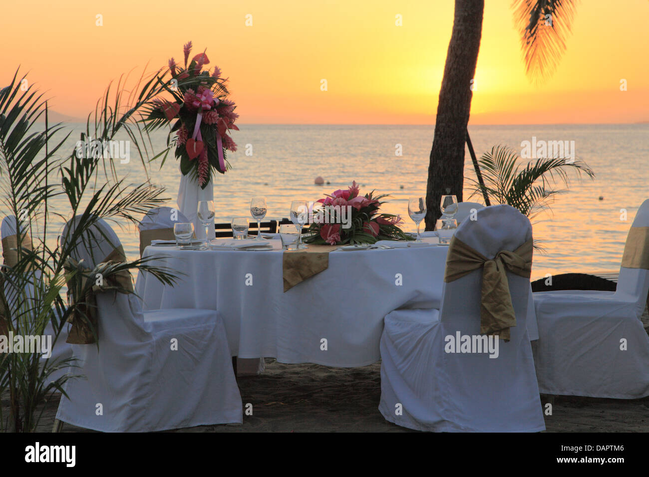 Vacation seaside fine dining restaurant table hi-res stock photography ...