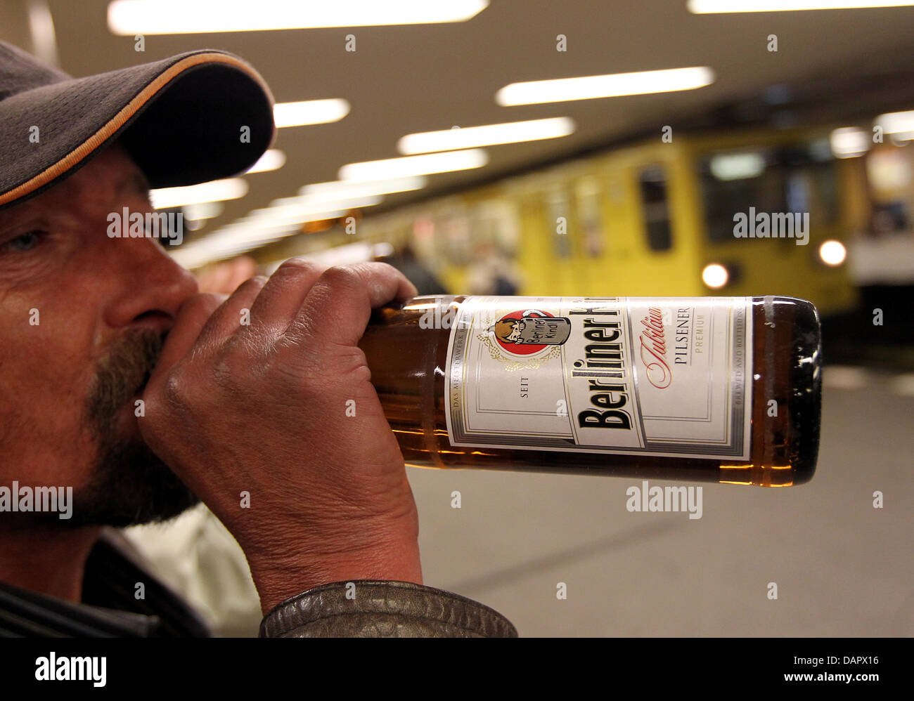 Illustration - A man drinks a beer at the subway station Zoologischer ...