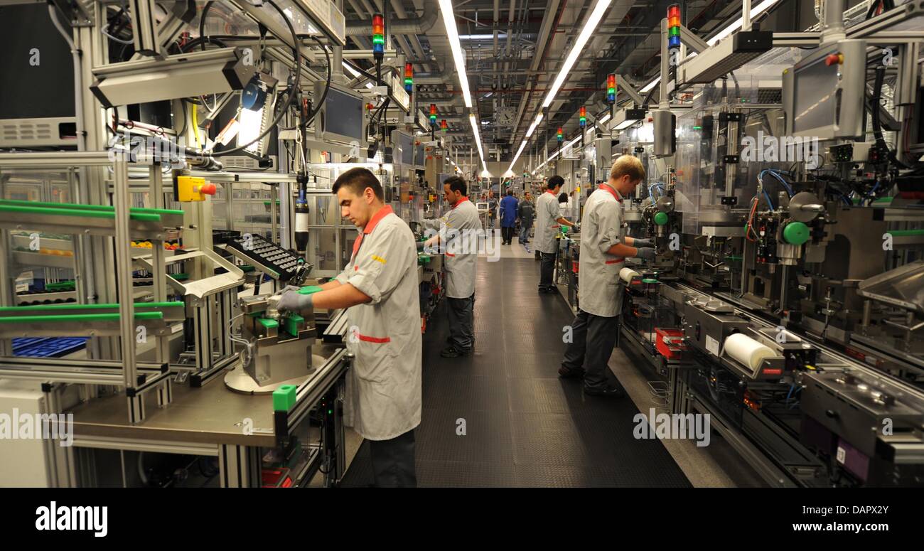 Bosch employees build high-pressure pumps for commonrail systems inside ...