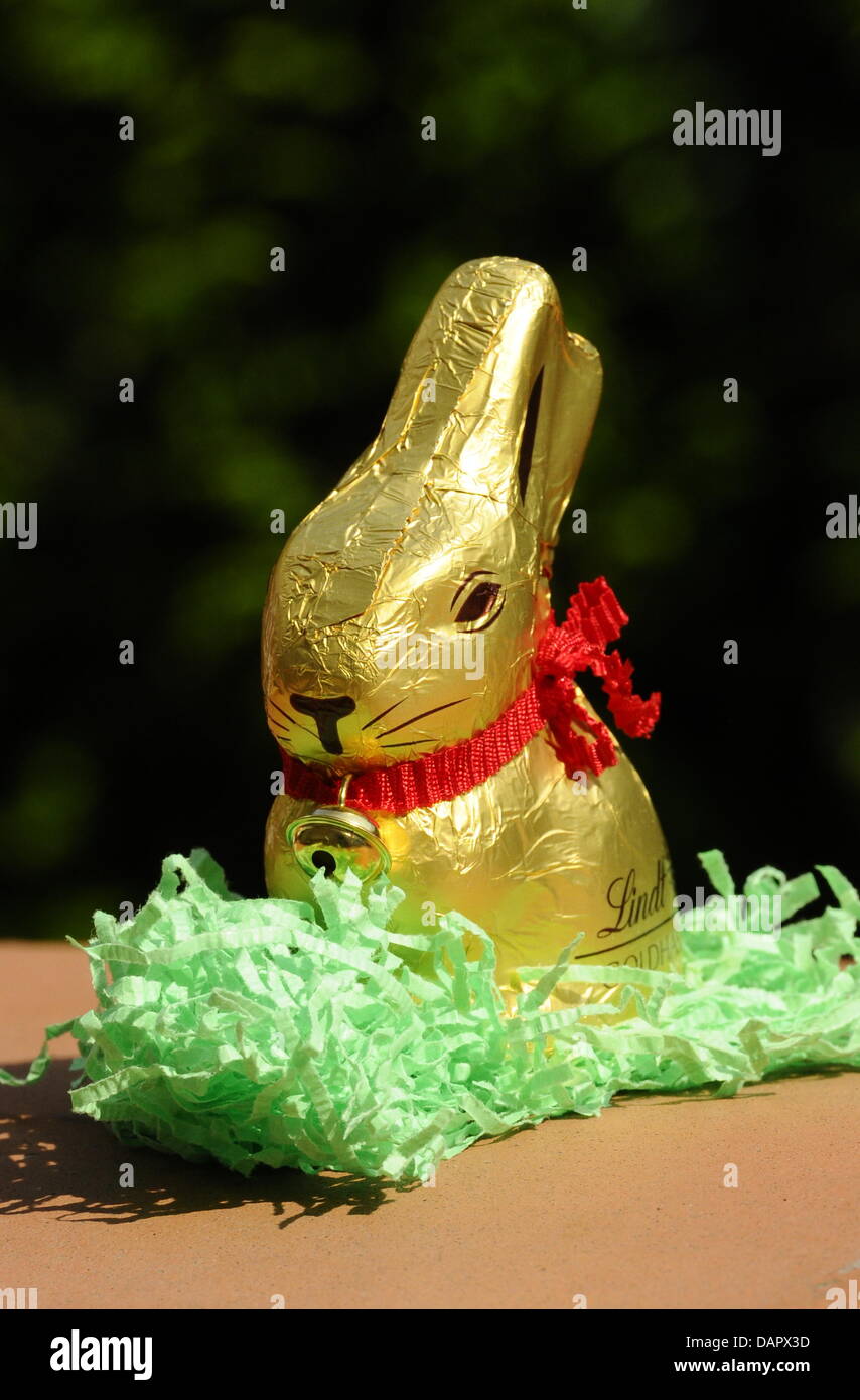 A Lindt chocolate rabbit is set up in Cologne, Germany, 01 September ...