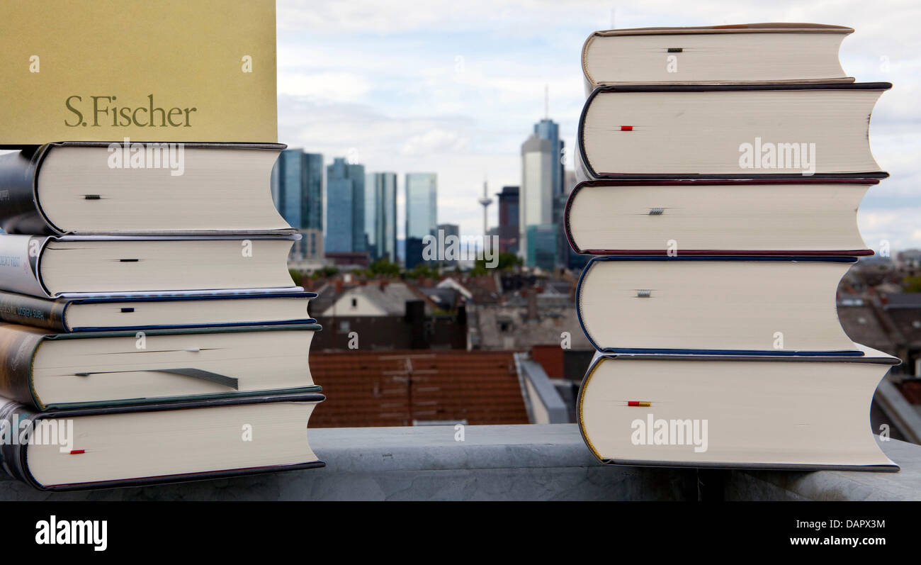 ILLUSTRATION - S. Fischer books are set up in front of the skyline in ...