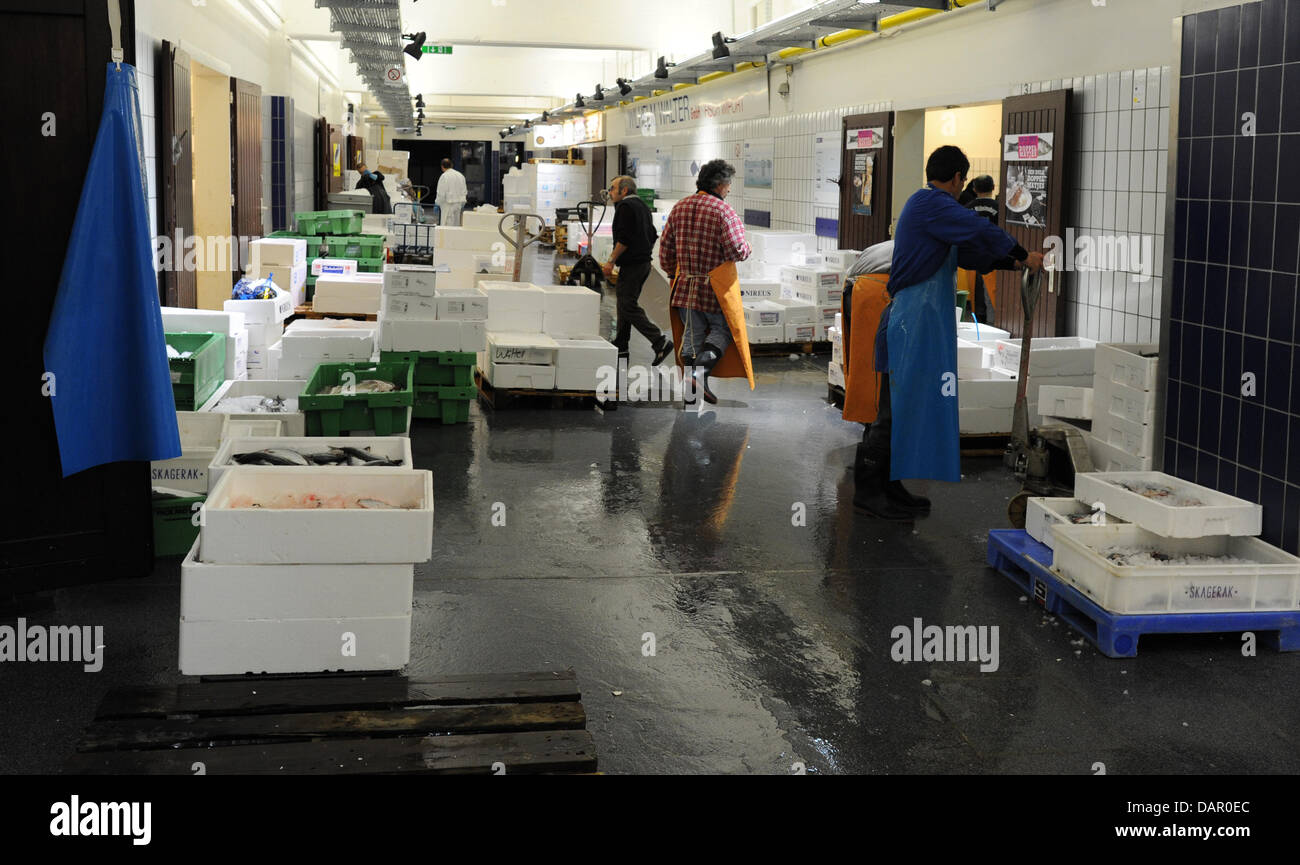 Buyers and employees walk through the fish market in Hamburg, Germany ...