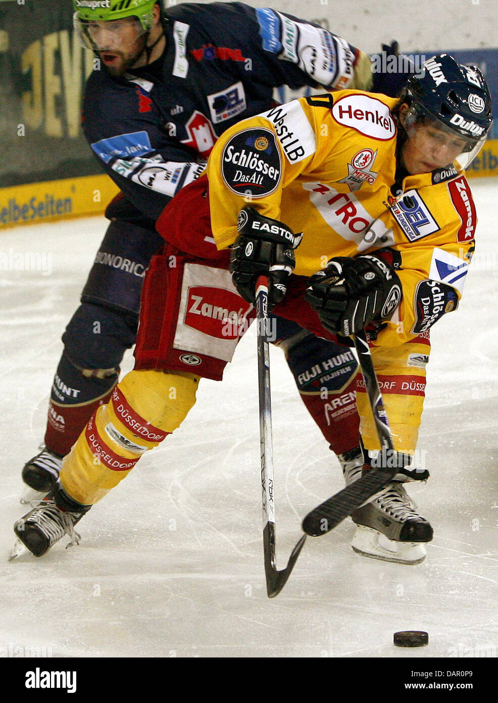 (FILE) - Former Duesseldorf team member, ice hockey player Robert Dietrich (r) is pictured ...