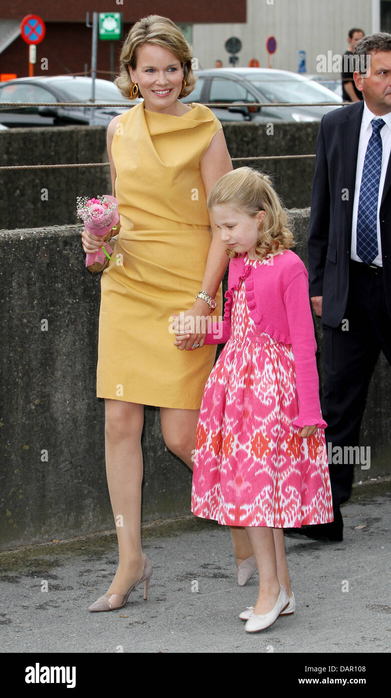 Crown Princess Mathilde of Belgium (L) and her daughter Princess ...