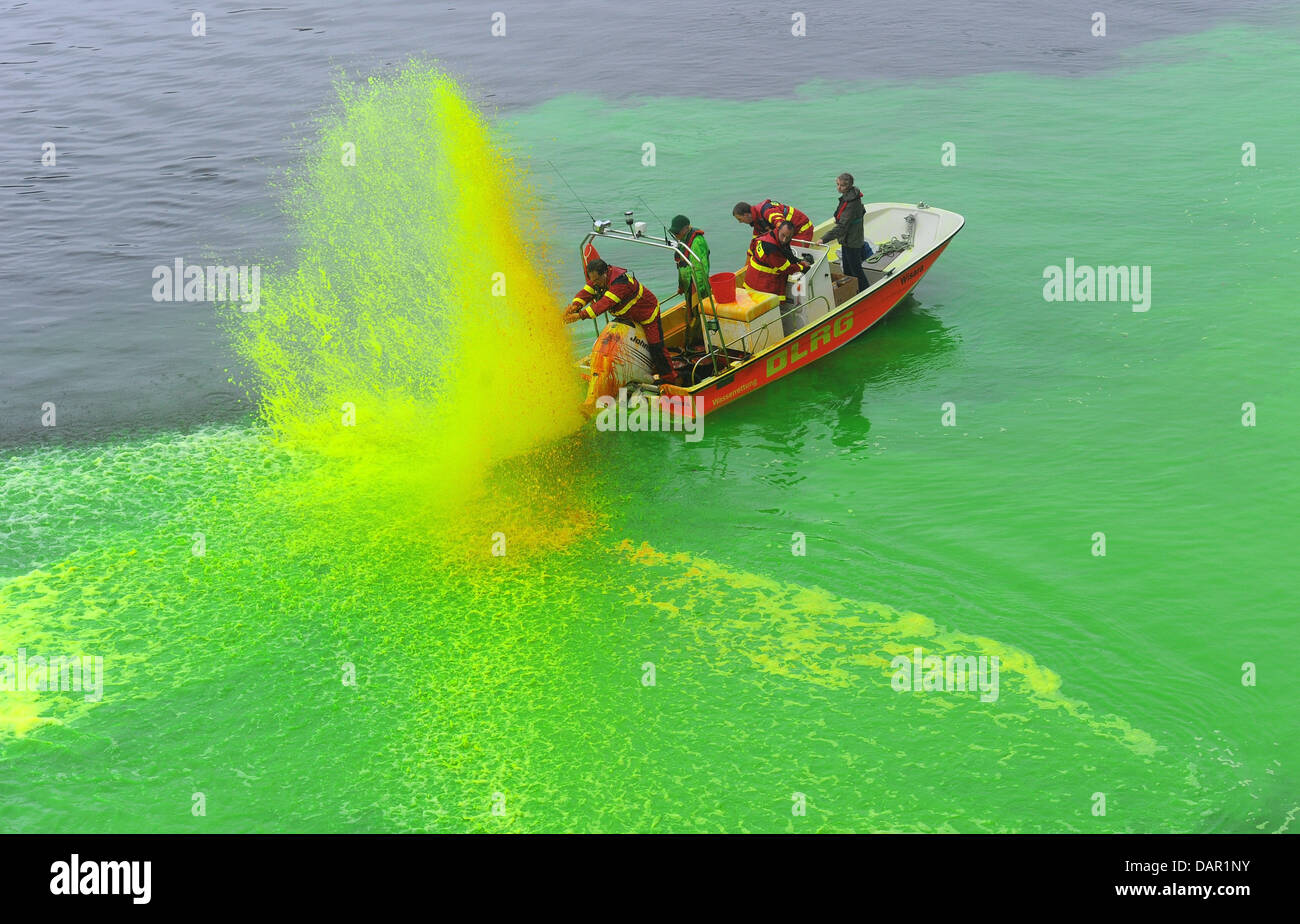 Argentinian artist Uriburu (dressed in green) and helpers of the German ...