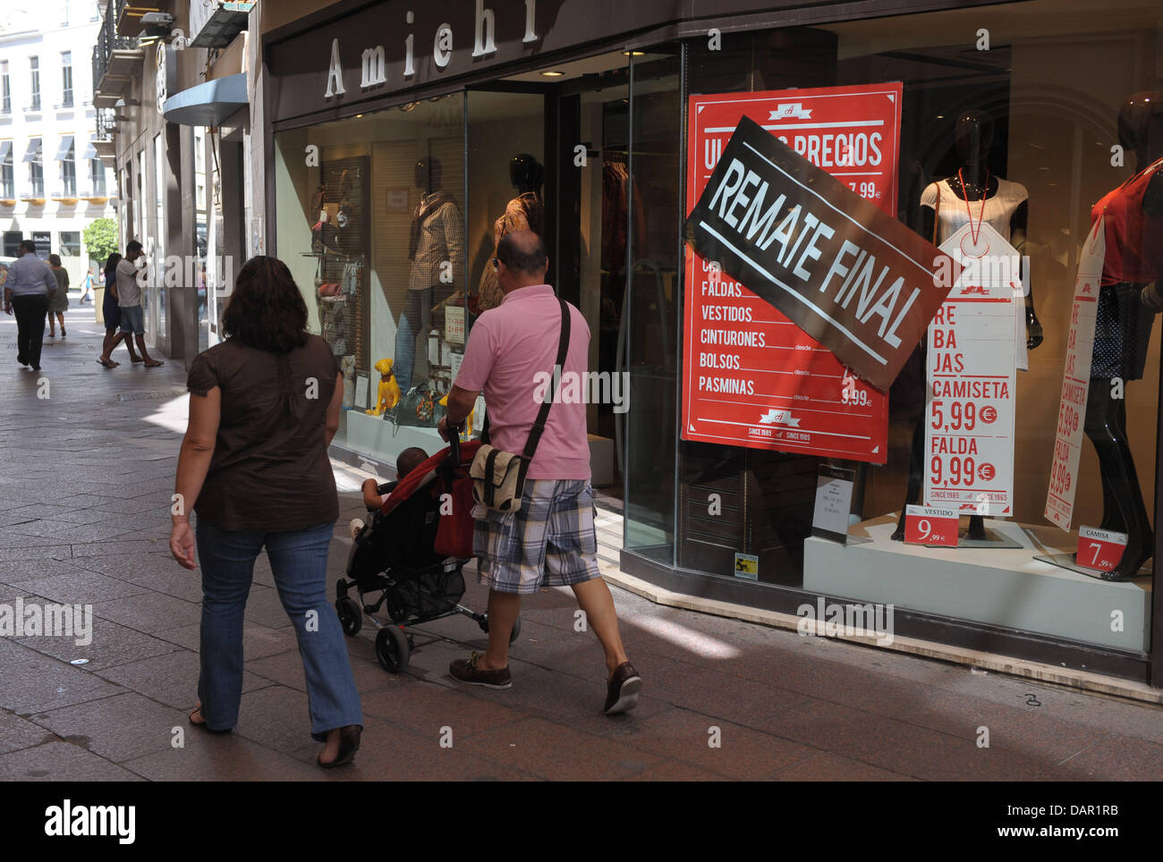 A clothing store tries to draw customers with the 'Remate Final', the ...