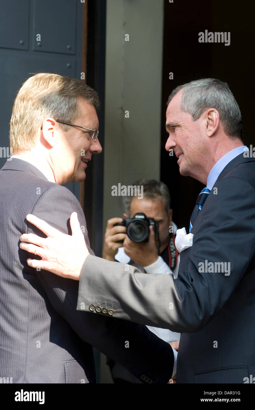 US-ambassador Philip D. Murphy (R) welcomes German President Christian ...
