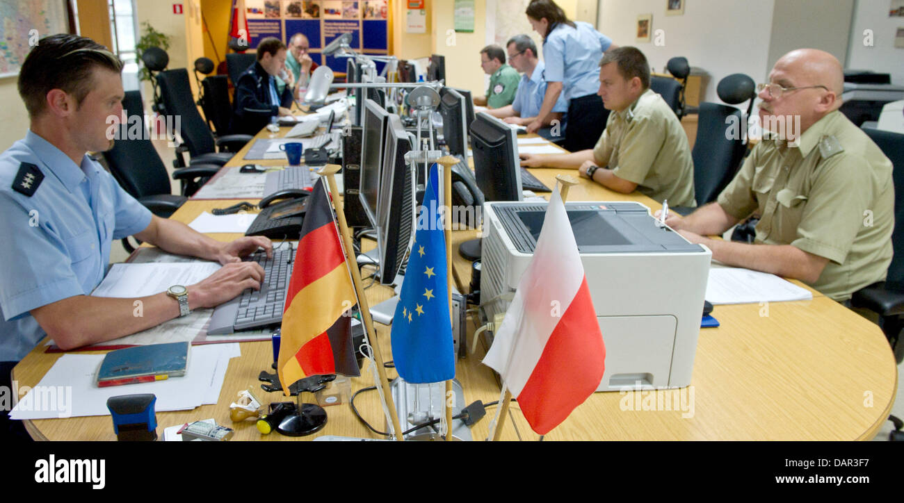 Polish (R) and German (L) police and customs officers work at the ...