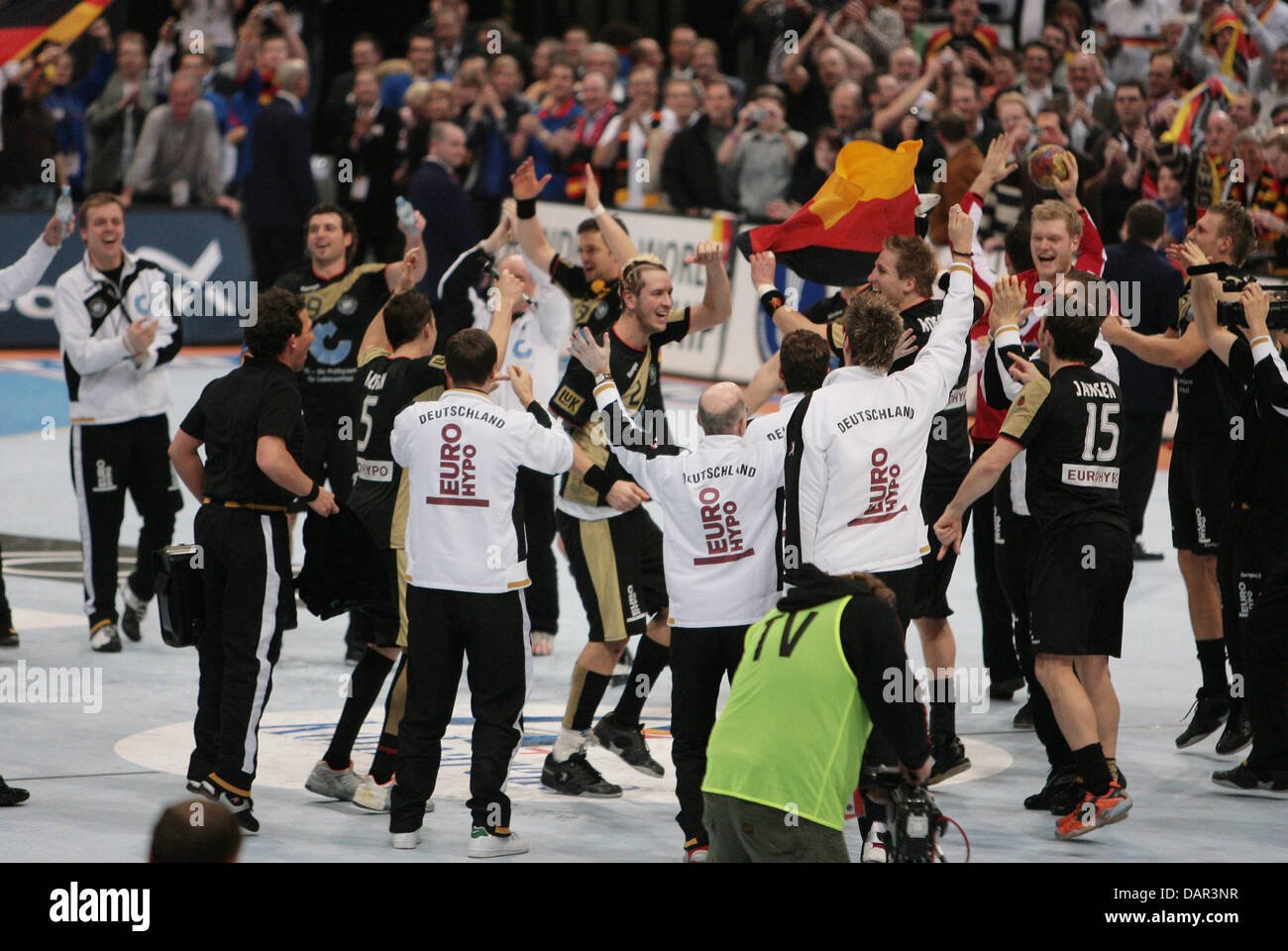 The German players cheer after winning the 2007 Handball World ...