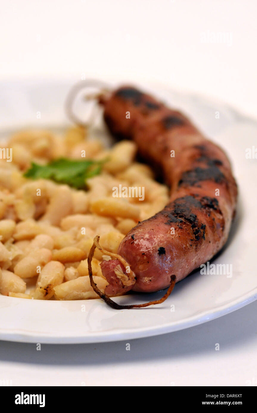 Alimentacion productos del cerdo tipico catalan butifarra con judias hi ...