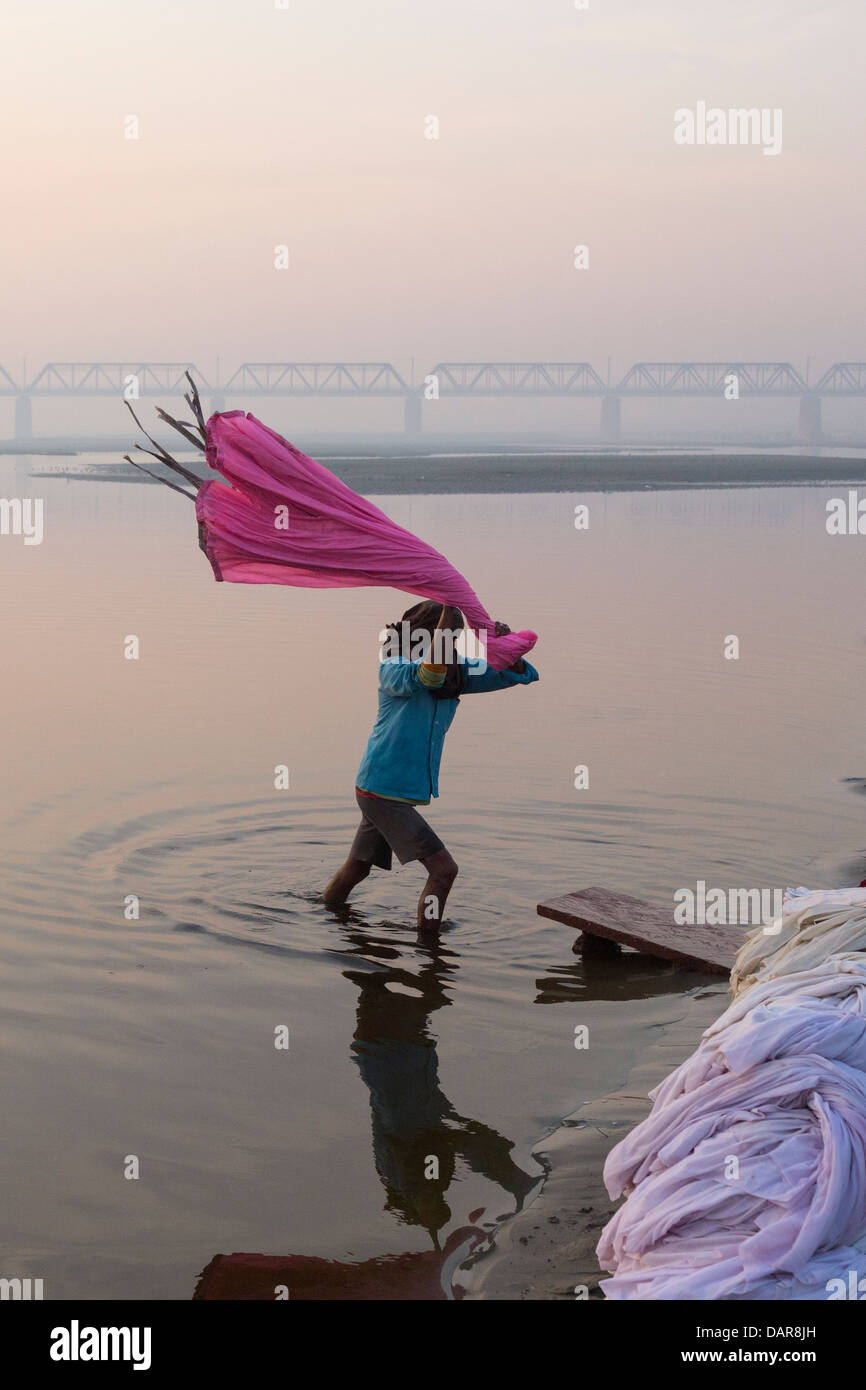India, Uttar Pradesh, Agra, River Yamuna, dhobi wallahs Stock Photo - Alamy