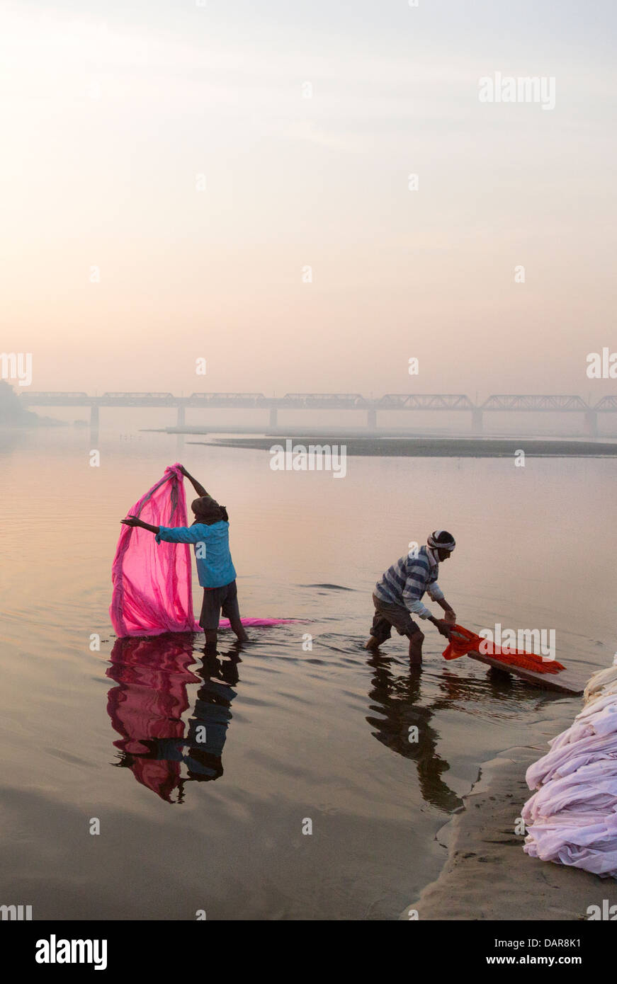 India, Uttar Pradesh, Agra, River Yamuna, dhobi wallahs Stock Photo - Alamy