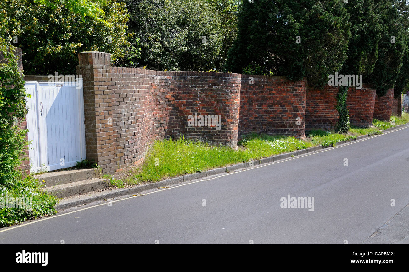 Wavy curvy brick wall hi-res stock photography and images - Alamy