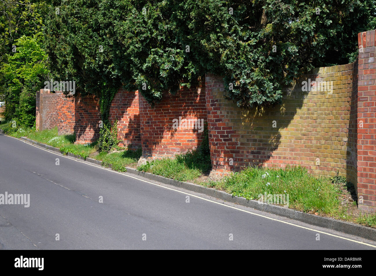 Wavy brick wall hi-res stock photography and images - Alamy