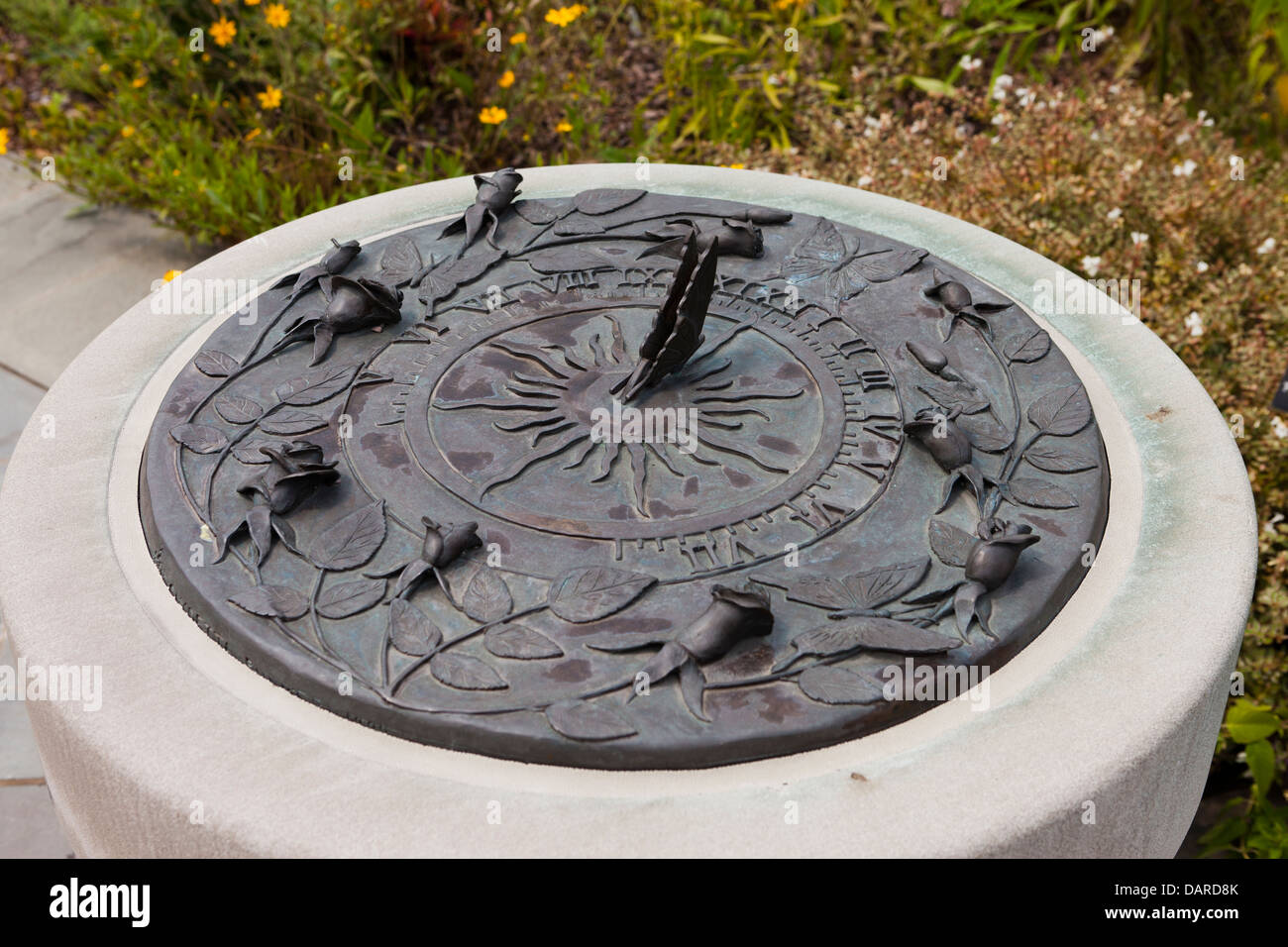 Garden sundial hi-res stock photography and images - Alamy