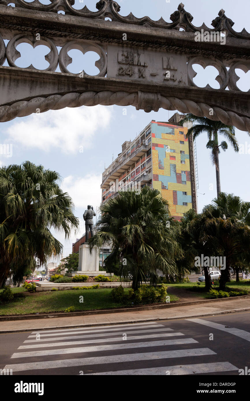 Africa, Mozambique, Maputo. View of monument of former president ...