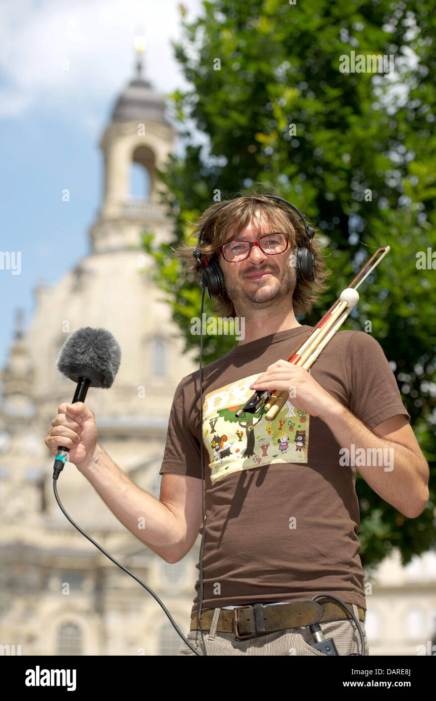 Musician Jarii van Gohl poses with a microphone in front of the ...