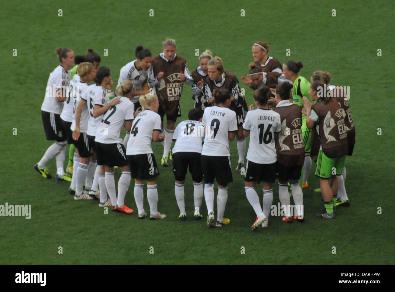 Team huddles hi-res stock photography and images - Alamy
