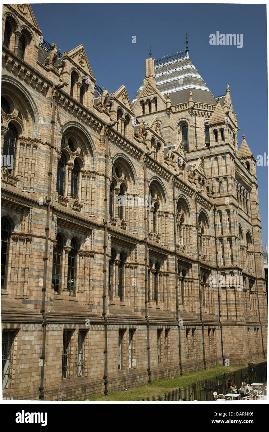 London natural history museum outside hi-res stock photography and ...