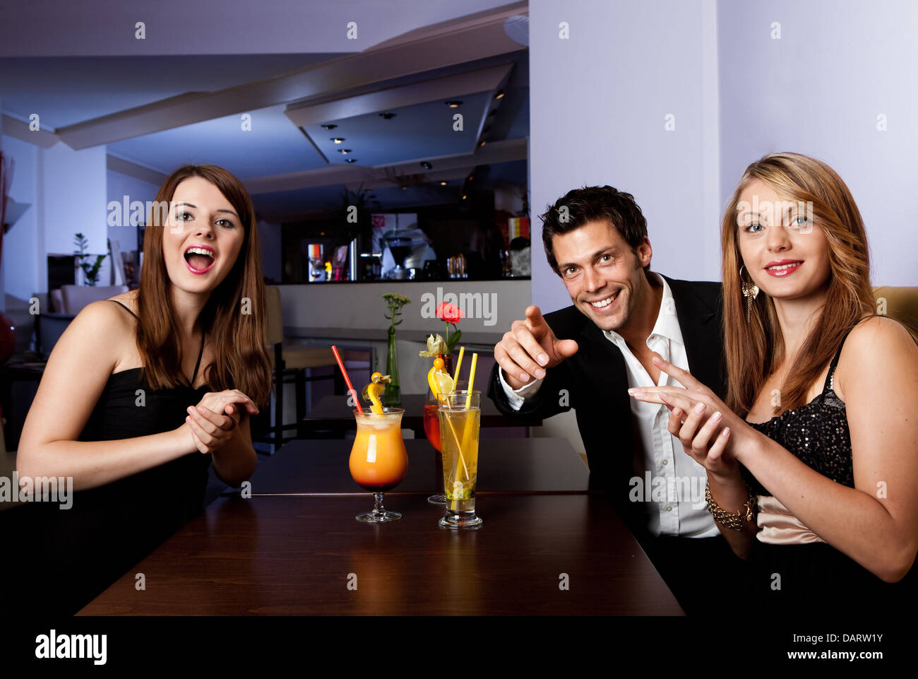 Audience clapping bar hi-res stock photography and images - Alamy