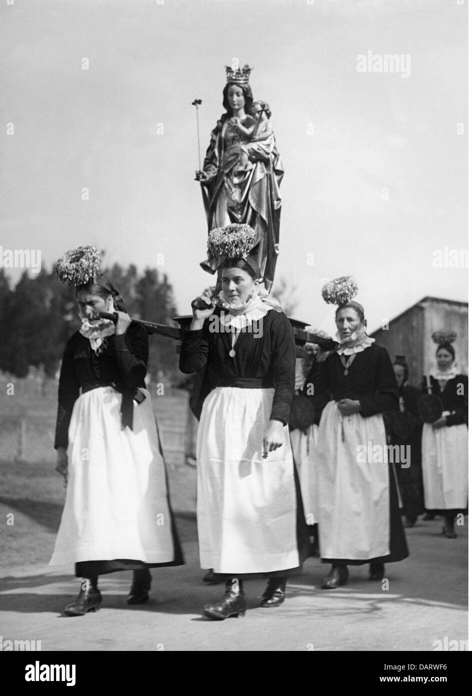 Women in procession black hi-res stock photography and images - Alamy