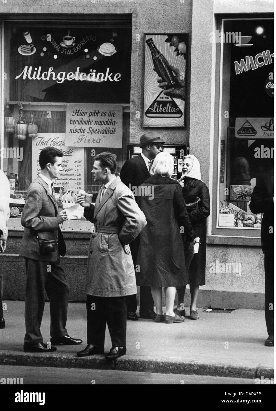 Shop front 1950s hi-res stock photography and images - Alamy
