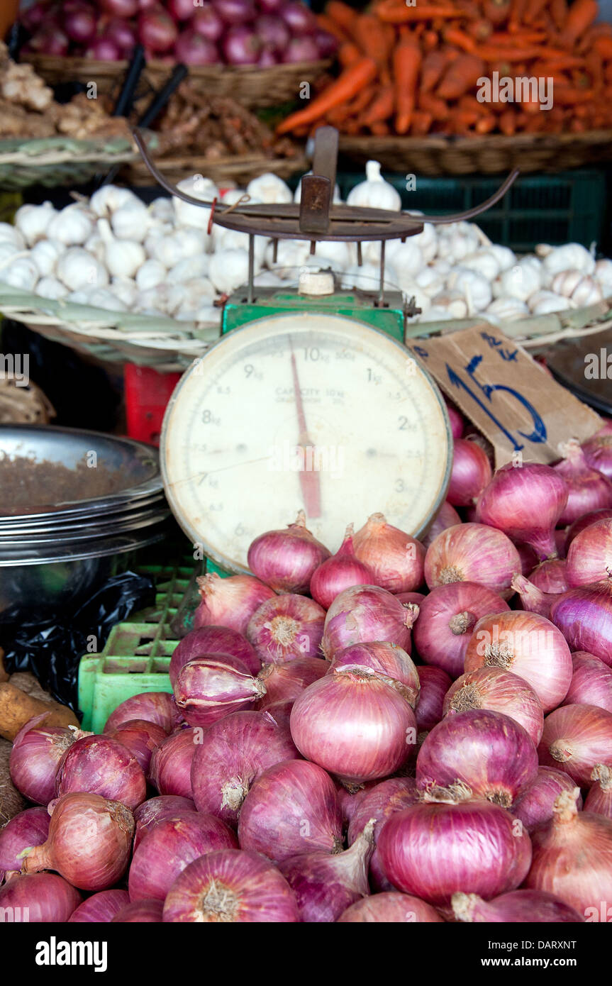Red onion and scale on the market Stock Photo - Alamy