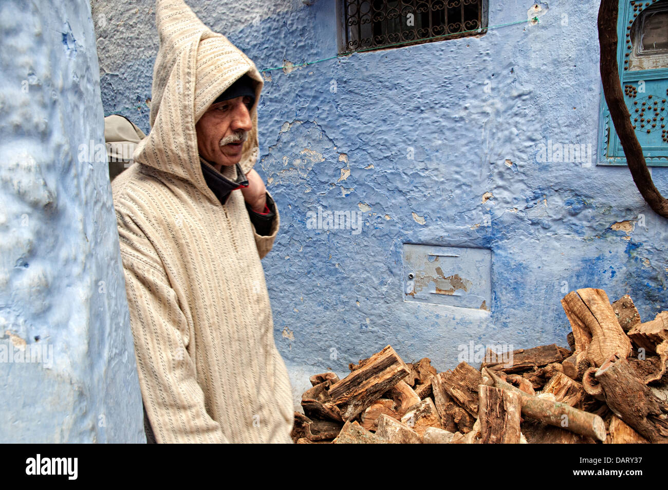 Man wearing traditional djellaba hi-res stock photography and images ...