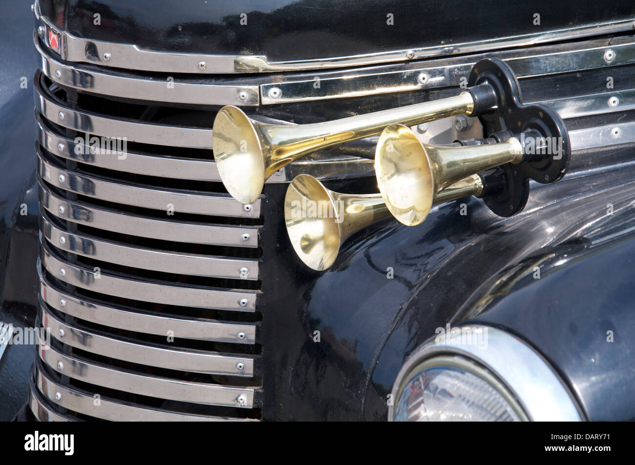 Auto horns hi-res stock photography and images - Alamy