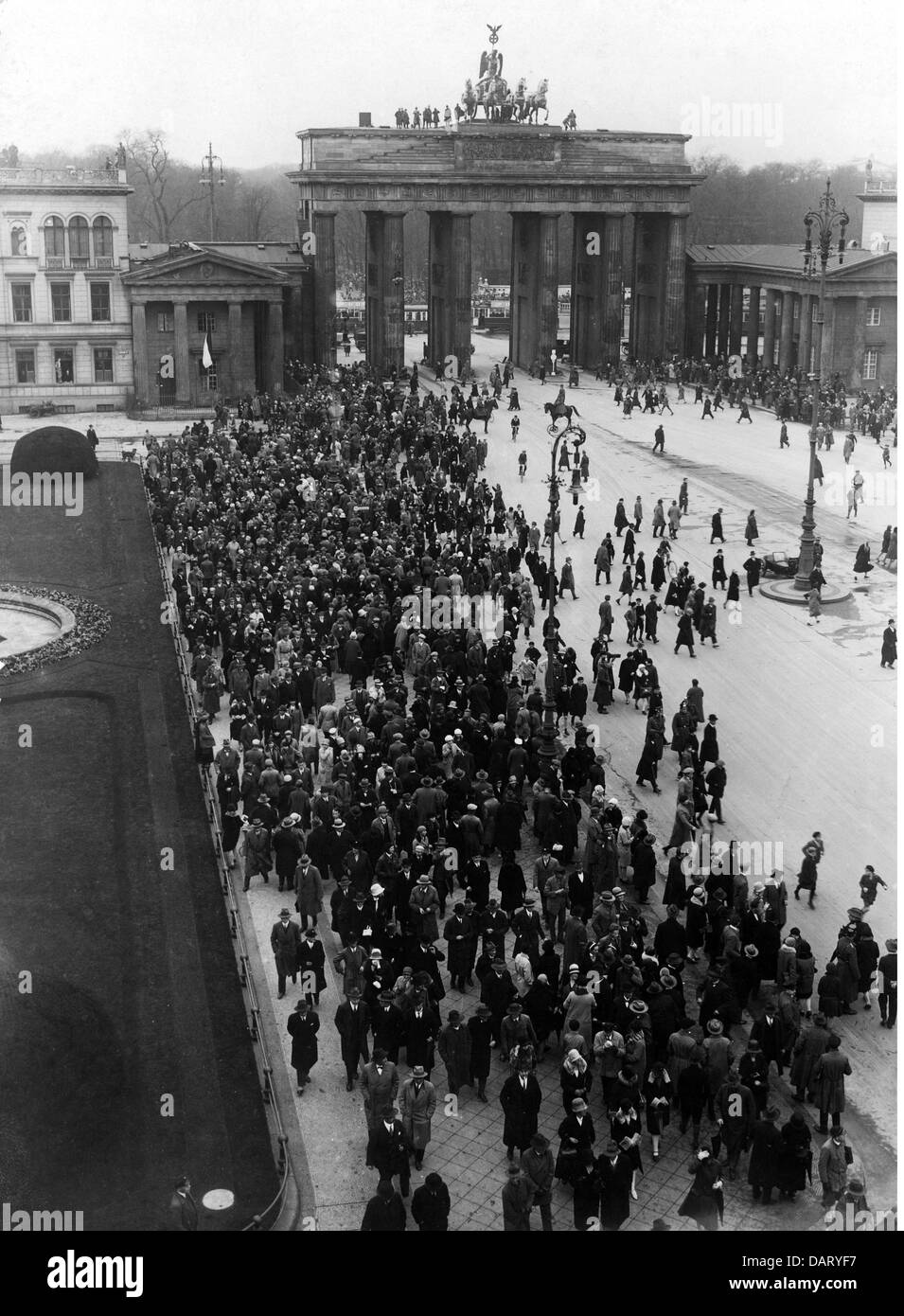 1920s crowd of people hi-res stock photography and images - Alamy