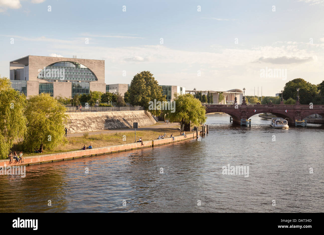 River Spree with Moltke Bridge and Bundeskanzleramt, Berlin, Germany ...