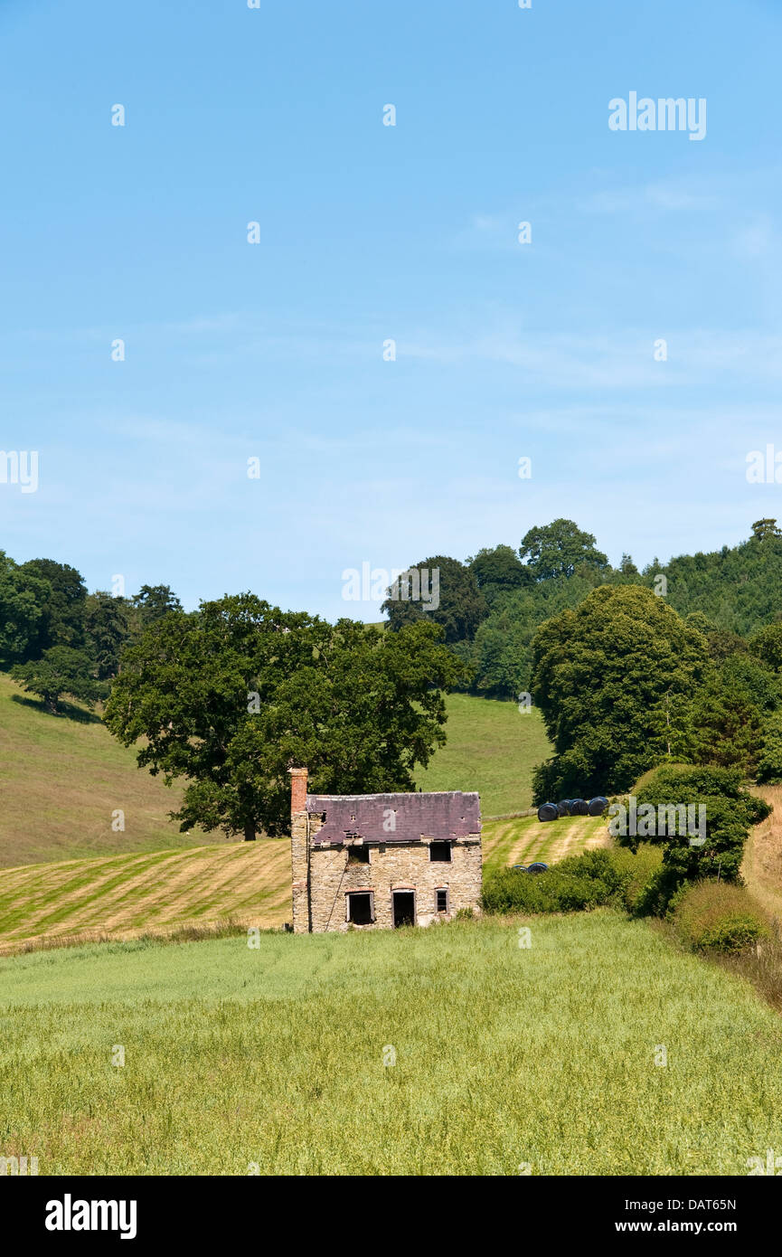 English country cottage farm hi-res stock photography and images - Alamy