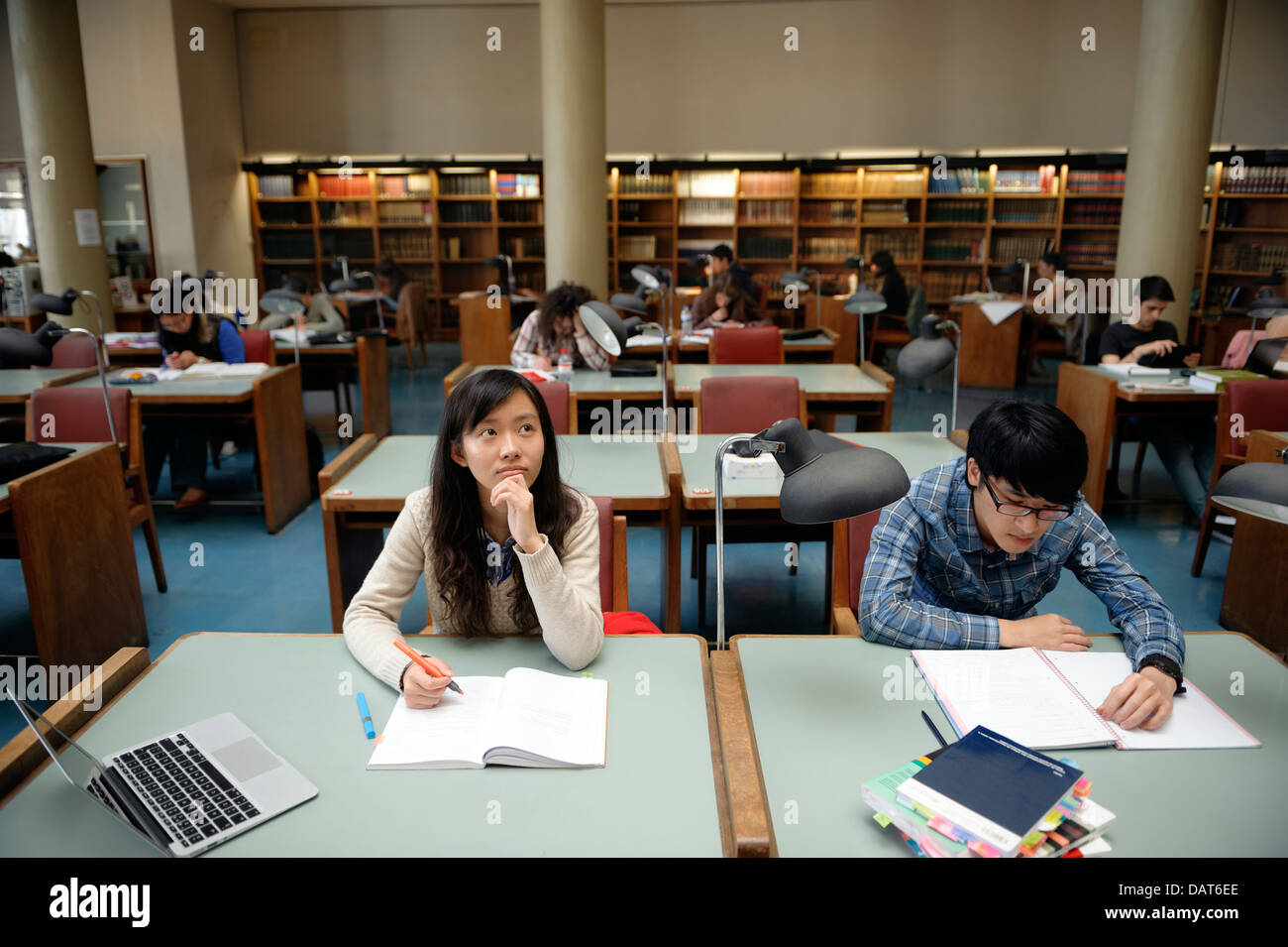 Student studying in library hi-res stock photography and images - Alamy