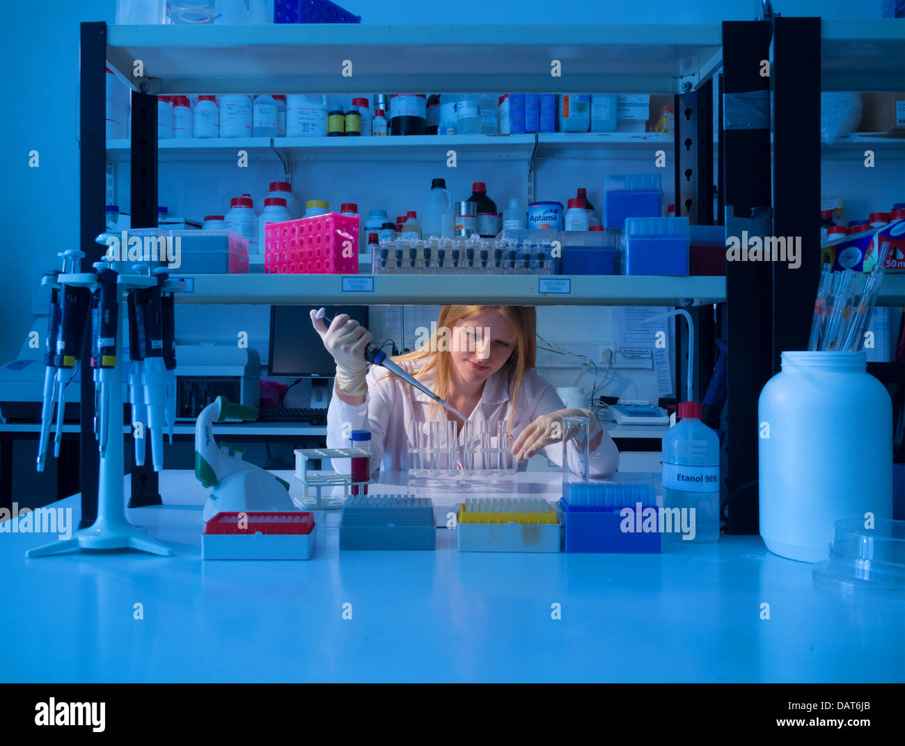 French person in science lab hi-res stock photography and images - Alamy