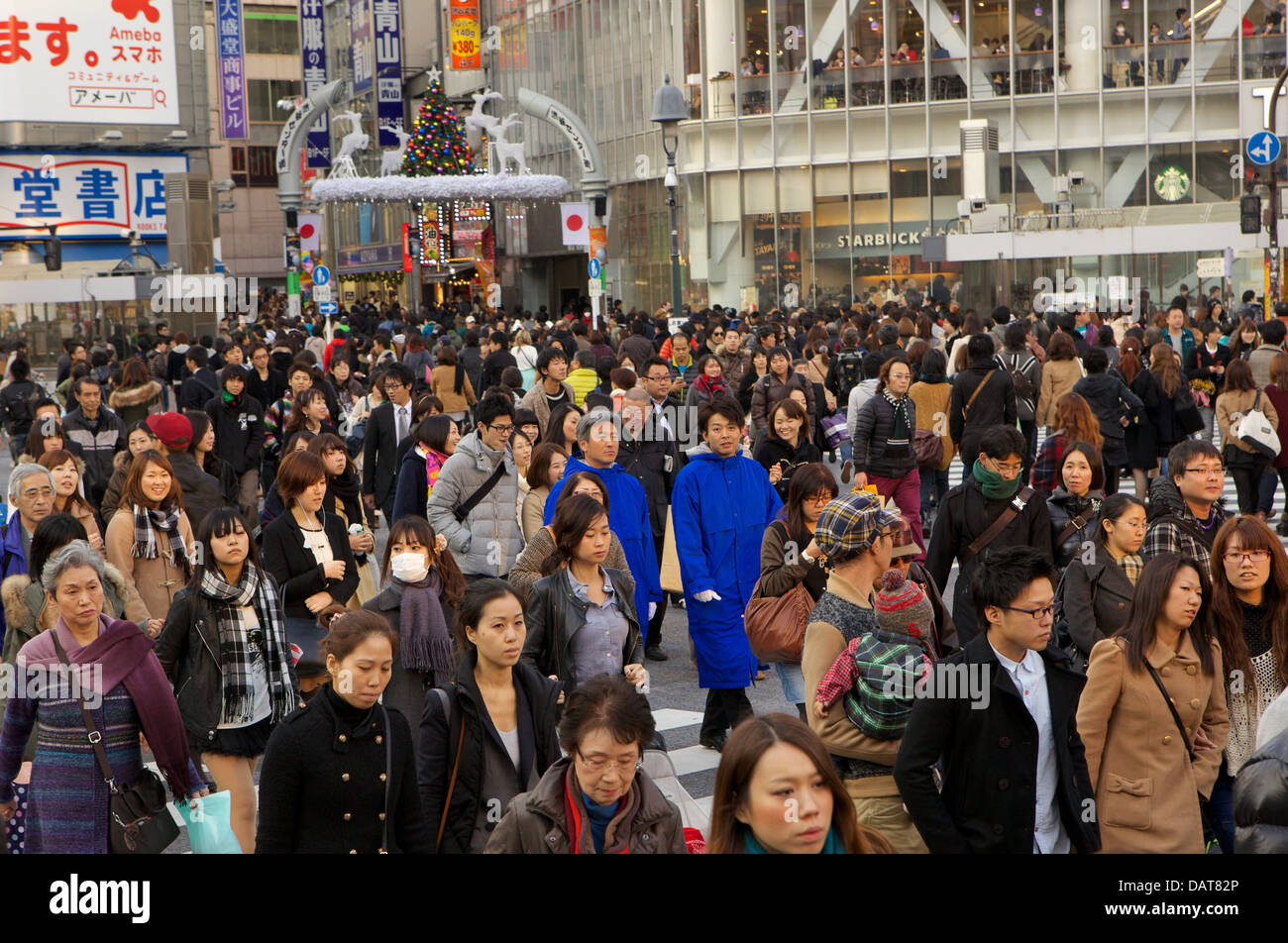 Shibuya crossing, pedestrians crossing street, Tokyo Japan Stock Photo ...